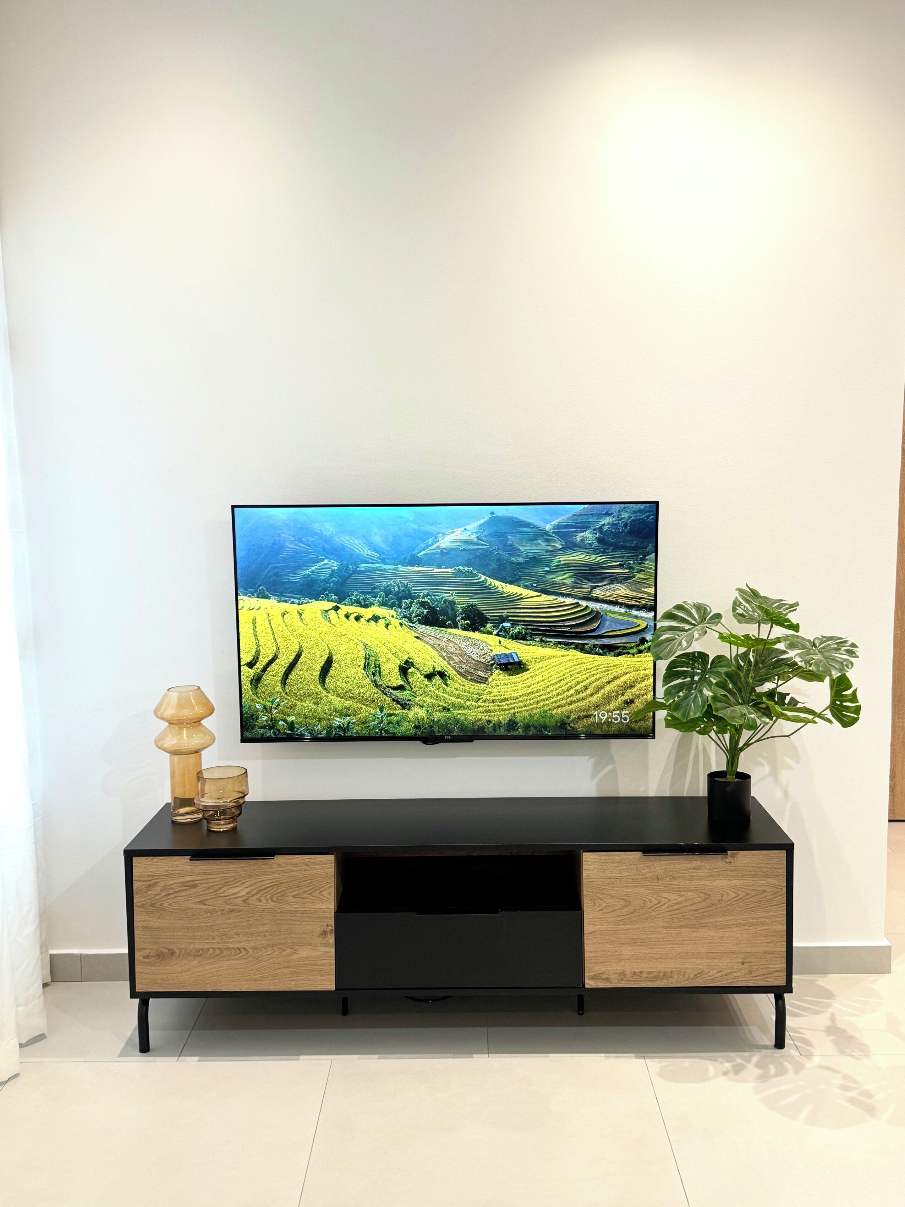 Televisor de 55 polegadas com canais digitais, Netflix 