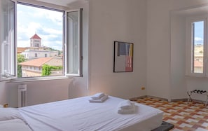 Apartamento clássico, 4 quartos, para não fumantes, vista para a cidade | 4 quartos, ferros/tábuas de passar roupa, Wi-Fi de cortesia