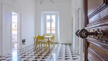 Apartamento Clássico, 4 quartos, não fumadores, Vista para a cidade | Sala de estar | TV de ecrã plano