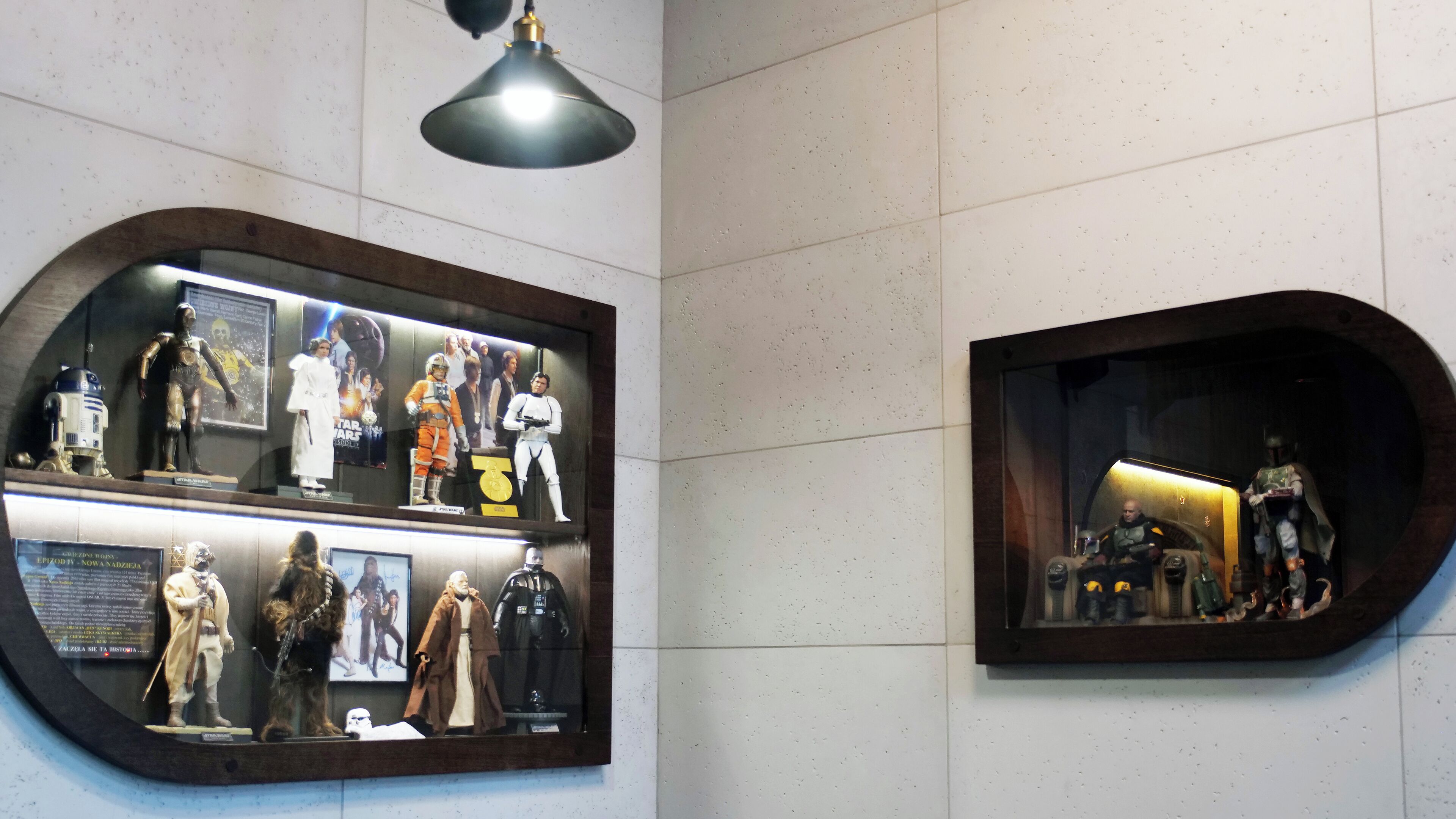 Exposição de objetos de colecionador de Star Wars, incluindo figuras de ação e pôsteres, em um museu ou exposição temática.