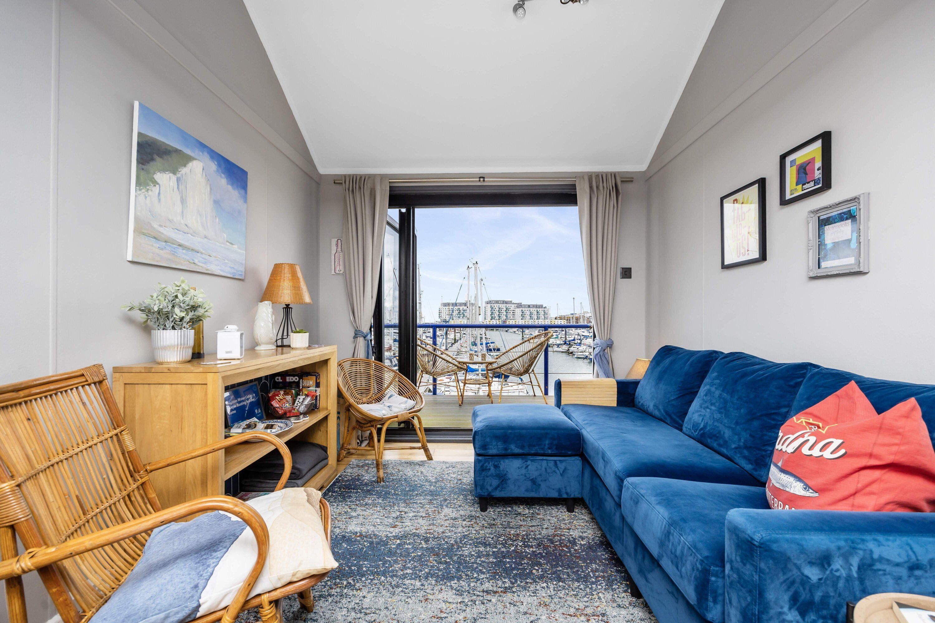 Brighton Water Cabin Free Parking|by My Getaway - Brighton Marina