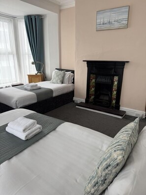 Quarto duplo, banheiro compartilhado