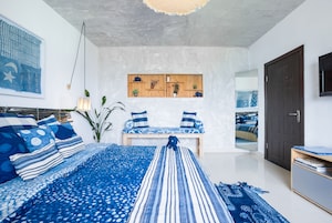 Suíte estúdio design, para não fumantes, vista para a lagoa | Cofres nos quartos, individualmente decorados