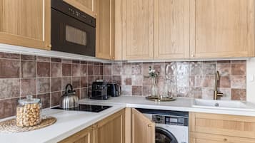 Minifrigorífico, um micro-ondas, uma placa de cozinha