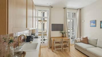 Apartamento Superior | Sala de estar | TV de ecrã plano