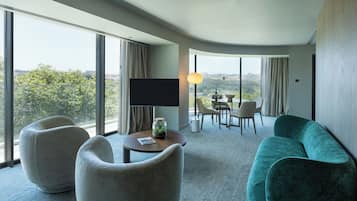 Penthouse, vista para o rio (Suite) | Minibar, cofre com capacidade para portátil, secretária