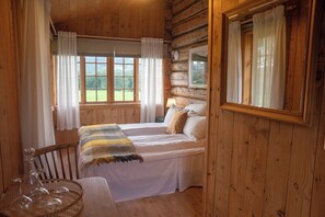 Cabana de Madeira Standard | Com decoração personalizada, com mobília individualizada, secretária