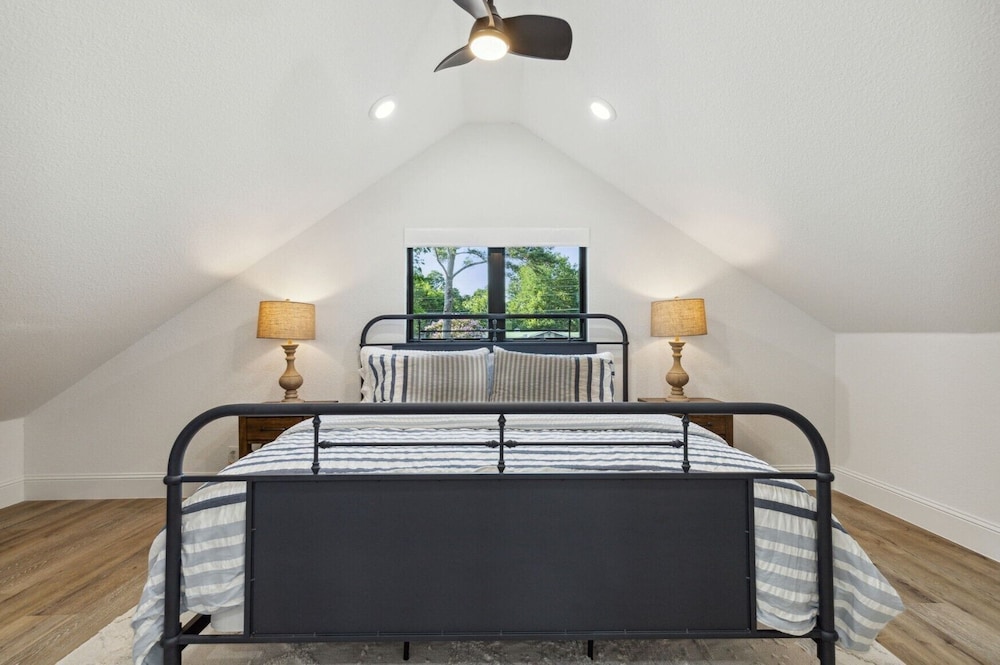 New Lakefront House on Calm Cove- Big Groups & Families + Kayaks & SUPs ...