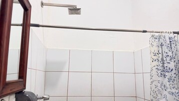Quarto Quádruplo Superior | Casa de banho | Um polibã, um chuveiro fixo, toalhas fornecidas, sabão 