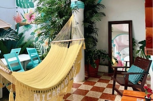 Quarto conforto, várias camas | Área de estar | Smart TV 12 polegadas com canais digitais