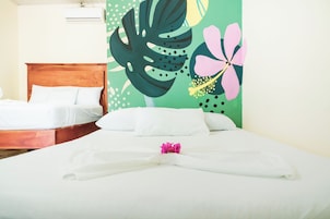 Quarto quádruplo conforto | Roupas de cama premium, camas Select Comfort, individualmente decorados