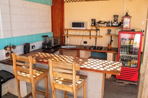 Quarto Comfort, várias camas | Cozinha partilhada | Um frigorífico, um micro-ondas, utensílios de cozinha