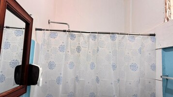 Quarto quádruplo conforto | Banheiro | Chuveiro, chuveiro com efeito de chuva, toalhas de banho, sabonete