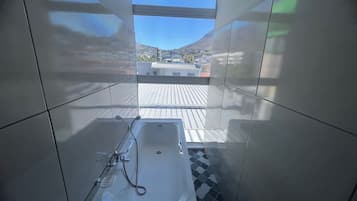 Table Mountain En-Suite | Casa de banho | Um polibã, toalhas fornecidas
