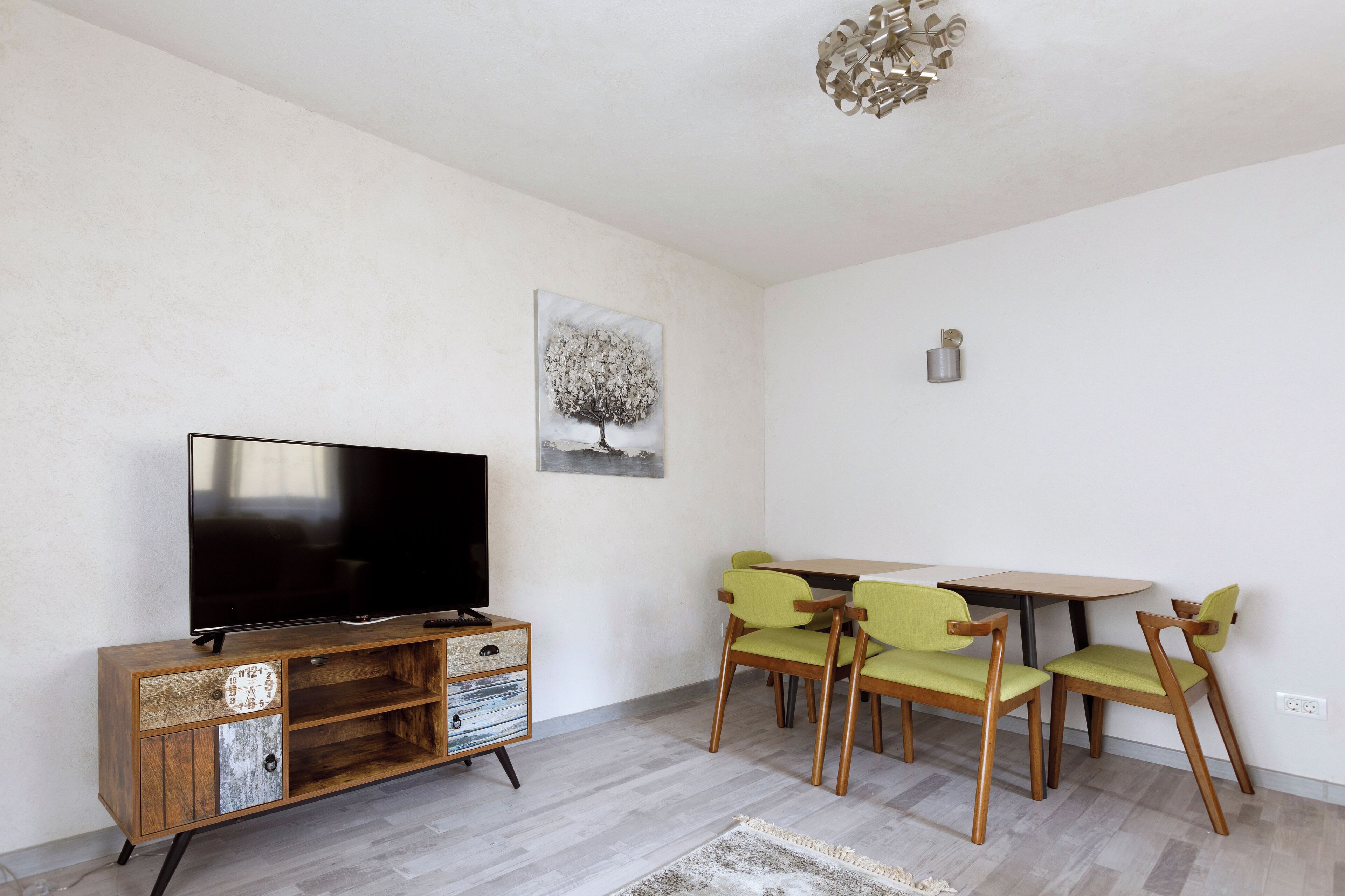 Aki Junior Apartment | Área de estar | Smart TV 89 cm com canais a cabo