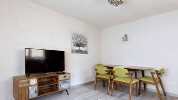 Aki Junior Apartment | Área de estar | Smart TV 89 cm com canais a cabo