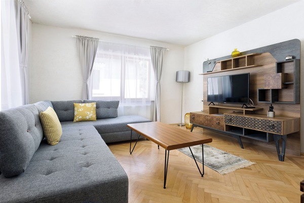 Aki Gray Apartment | Sala de estar | Smart TV de 89 cm com canais por cabo