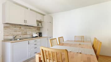 Aki Gray Apartment | Cozinha privada | Um frigorífico/congelador grande, um micro-ondas