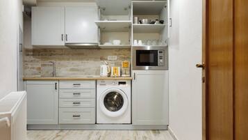 Aki Junior Apartment | Cozinha privada | Geladeira grande, micro-ondas, lava-louças, cafeteira/chaleira
