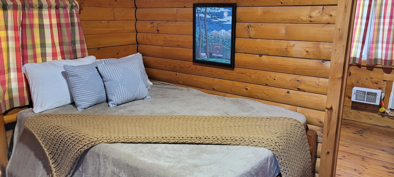 Escape To Texarkana's Log Cabin 2 With All The Comforts! - Texarkana, AR