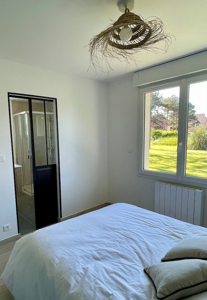 Charmante Petite Maison Dans Un Grand Jardin Bordé De Pins, Proche De La Plage - Portbail