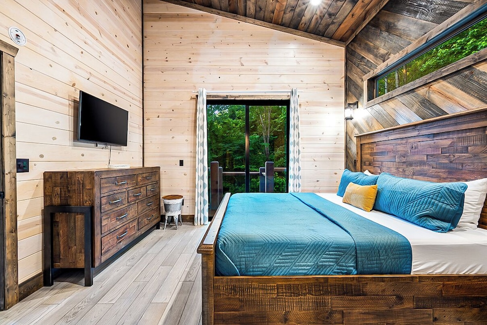 2 King's Cabin Escape with Hot Tub | Sleeps 6 - Hochatown | Vrbo