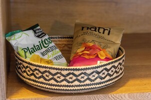 Uma cesta trançada com dois pacotes de lanche.