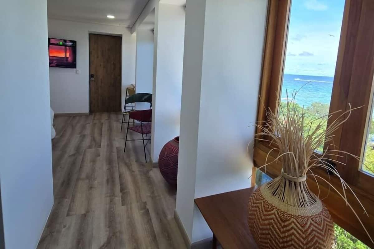Quarto júnior, 2 quartos, vista para o mar | 1 quarto, roupas de cama premium, frigobar, cofres nos quartos