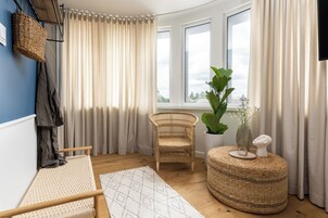 Quarto casal básico | Cofres nos quartos, cortinas blackout, ferros/tábuas de passar roupa