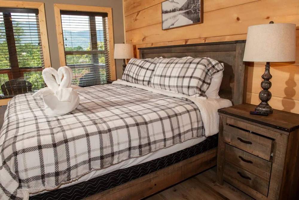 3410 Sq Ft Large-cozy-modern Cabin, Mountain Views-4 King Beds-parking-pool Tble - Townsend, TN
