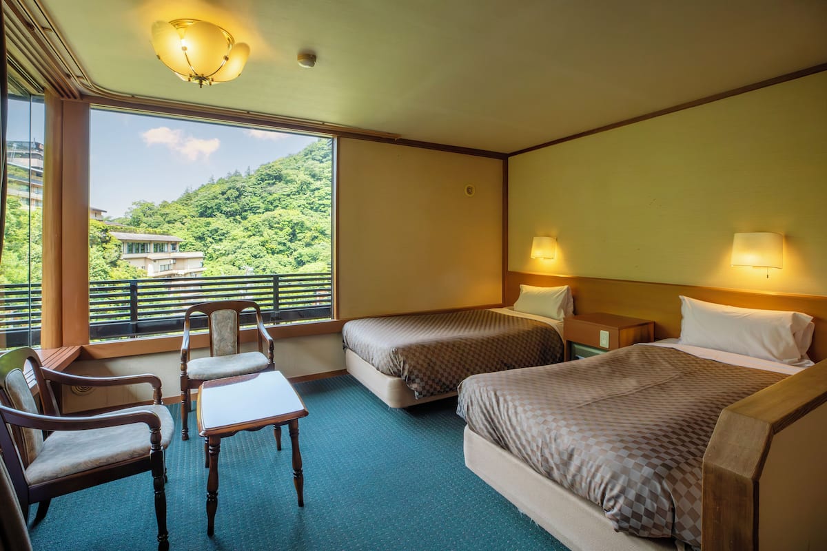 Edredões de penas, cofre no quarto, ferro/tábua de engomar