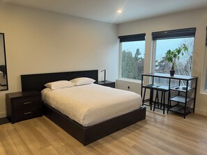 Quarto Superior, pátio, vista para o rio | Secretária, Wi-fi grátis, roupa de cama fornecida 