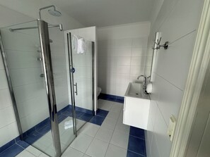 Artigos de higiene ecológicos, um secador de cabelo, toalhas fornecidas 