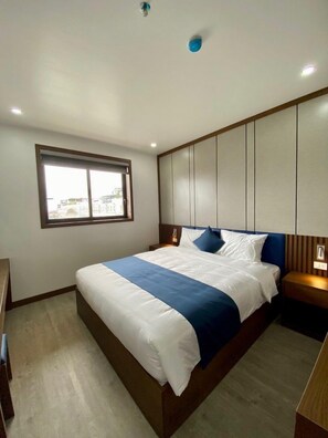 Quarto Deluxe, Vista para a cidade | Minibar, secretária, secretária adequada para computadores portáteis 