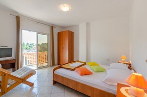 Apartamento (Apartments Katica's Place - Two Bedro) | Cozinha privada | Um frigorífico 