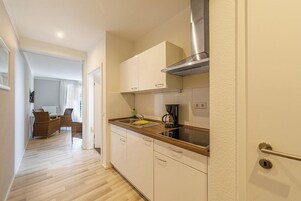 Apartamento Familiar, vista para a colina | Cofre no quarto, secretária, cortinas/cortinados opacos, Wi-fi grátis 