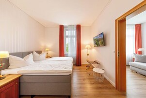 Quarto Duplo Standard, vista para o resort | Cofre no quarto, secretária, cortinas/cortinados opacos, Wi-fi grátis 