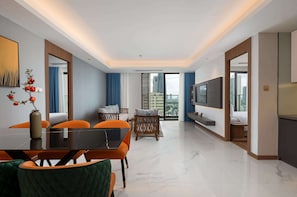 Quarto Standard | Sala de estar | Smart TV de 49 polegadas com canais digitais, lareira 