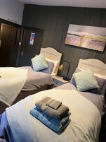 Quarto duplo, banheiro privativo | Escrivaninha, Wi-Fi de cortesia