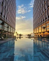 5 piscinas externas, funciona das 6h às 20h, guarda-sóis