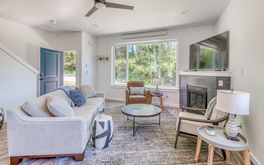 Modern Harbor Townhome W/hot Tub (#4) - Depoe Bay, OR