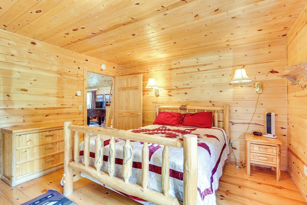 Wraparound Deck & Grill: Deadwood Cabin - South Dakota
