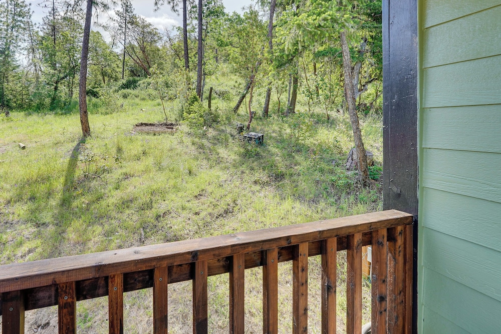 Hiking Trail On-site: Mtn-view Eagle Point Retreat - Oregon