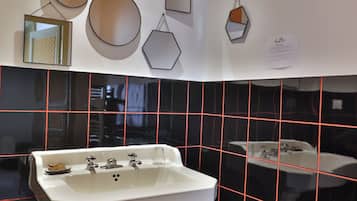 Quarto casal ou duplo, banheiro privativo (Pop) | Banheiro | Secador de cabelo, toalhas de banho, sabonete, shampoo
