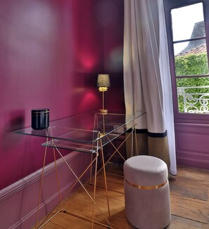 Quarto casal ou duplo, banheiro privativo (La25) | Cortinas blackout, ferros/tábuas de passar roupa, Wi-Fi de cortesia