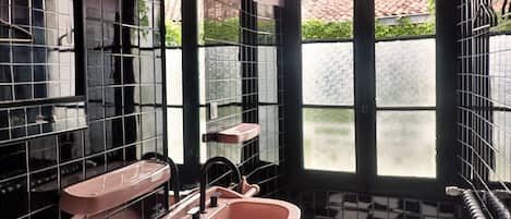 Quarto casal ou duplo, banheiro privativo (La25) | Banheiro | Secador de cabelo, toalhas de banho, sabonete, shampoo