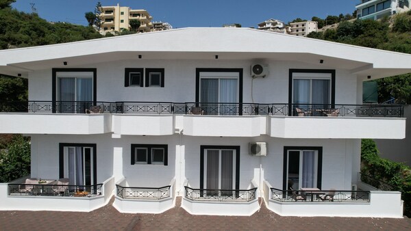 Sunkissed Hotel - Sarandë