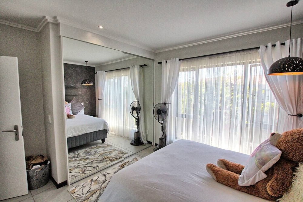 Top-floor Luxury: 2 Bed, 2 Bath - Chartwell