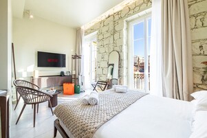 Quarto Duplo Superior, varanda | Roupa de alta qualidade, camas de colchão Select Comfort, minibar 