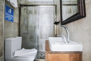 Quarto casal standard | Banheiro | Chuveiro, toalhas de banho, sabonete, shampoo